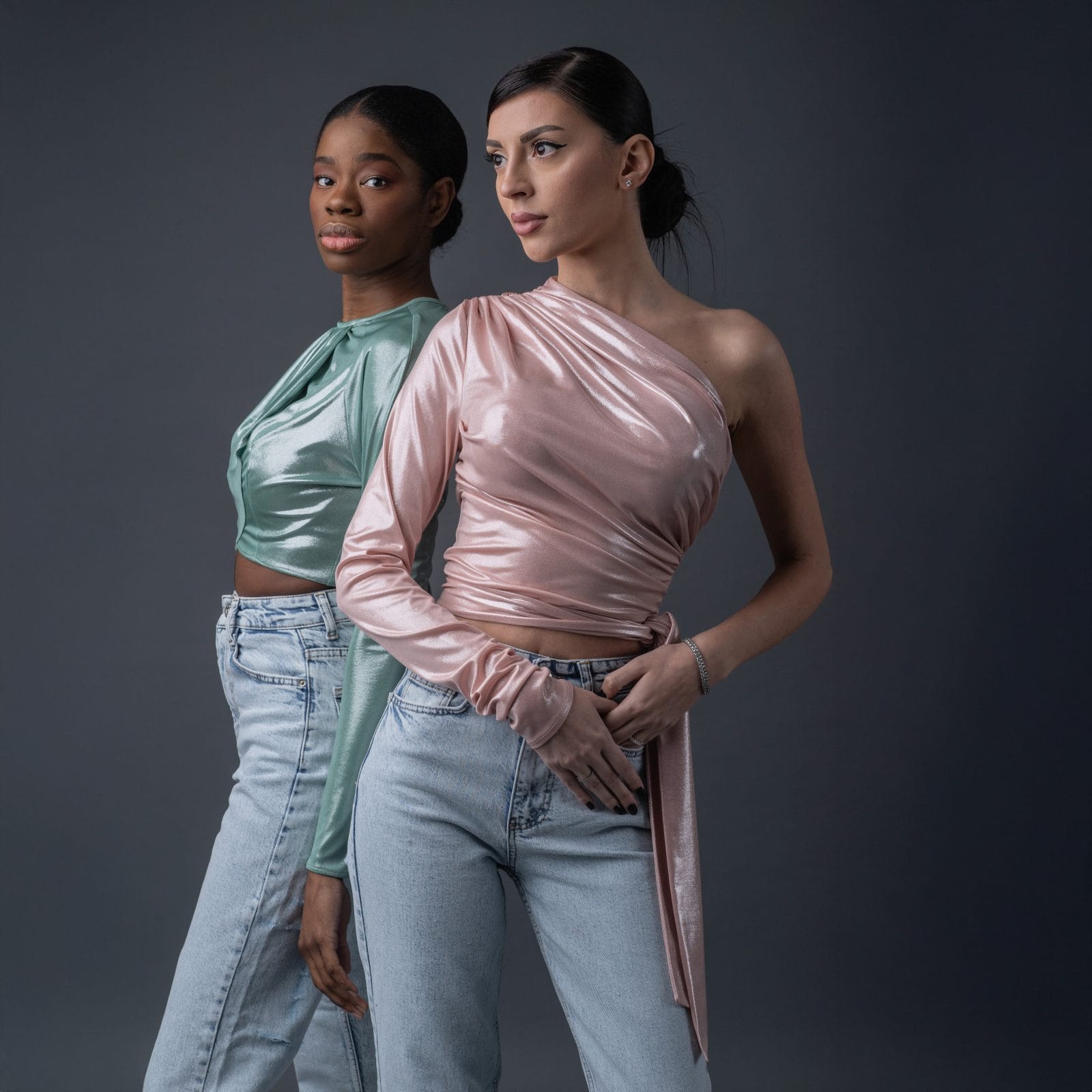 TOP PE UN UMAR METALIZAT ROZ PUDRA • Esanata Design